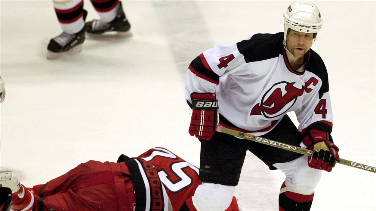 Stevens derrière le banc | Radio-Canada