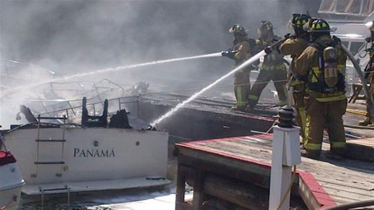 L'explosion d'un bateau fait trois blessés | Radio-Canada