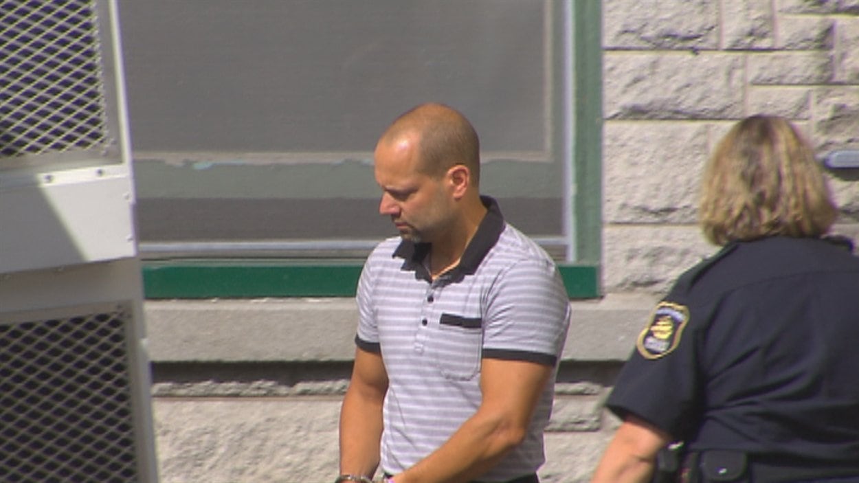 Radié pour 8 ans pour le trafic de 400 000 comprimés | Radio-Canada