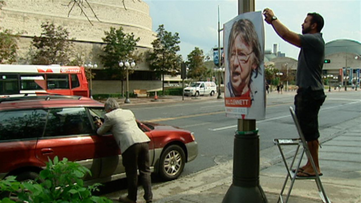 Bill Clennett raccroche ses affiches électorales sur le boulevard de la ...