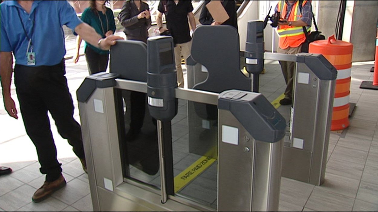 Le premier tourniquet du métro Skytrain de Vancouver est en place ...