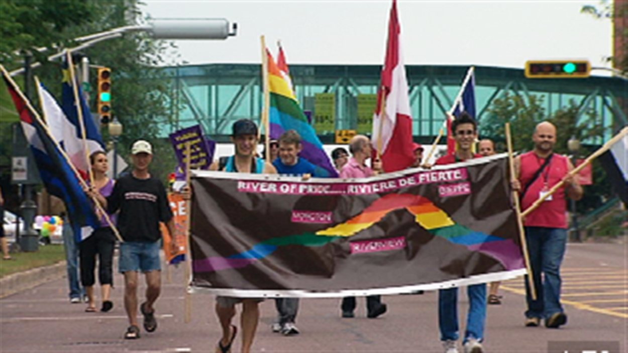 Un défilé coloré pour la fierté gaie à Moncton | Radio-Canada