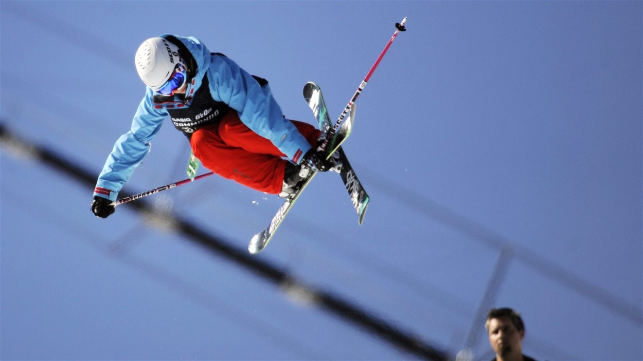 Howell grimpe sur la deuxième marche | Radio-Canada