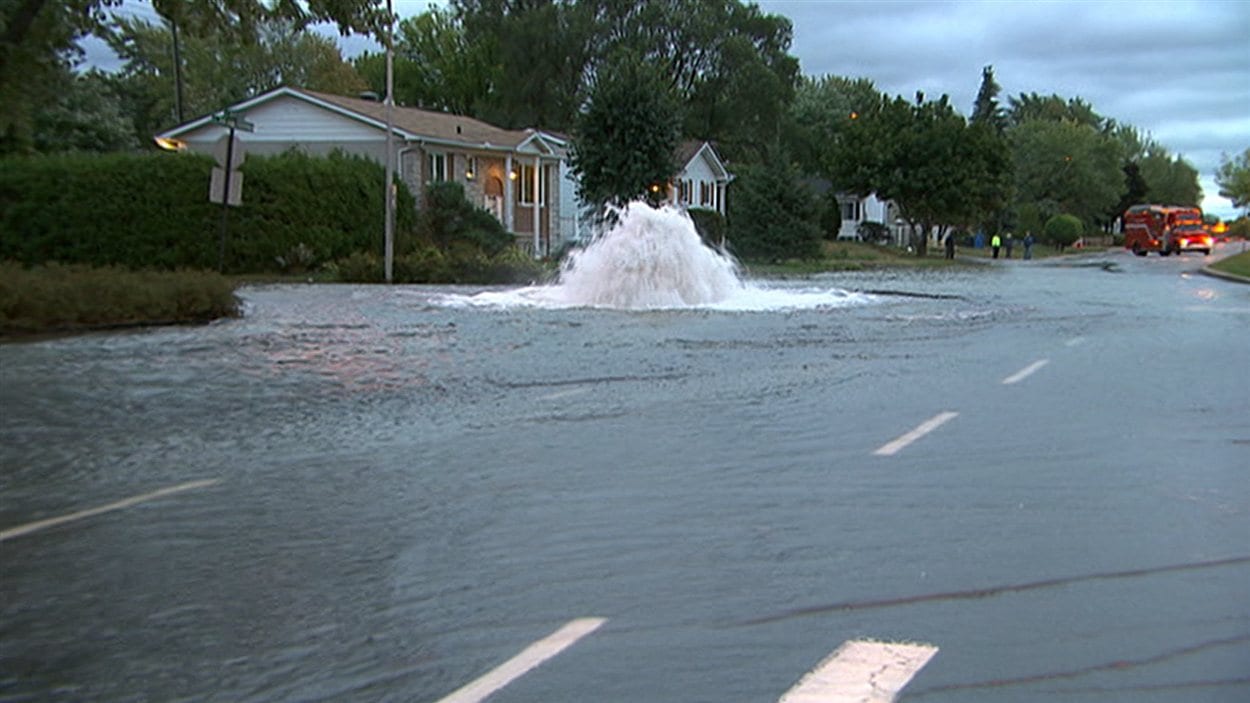 Un bris d'aqueduc majeur à Longueuil provoque des inondations | Radio-Canada.ca