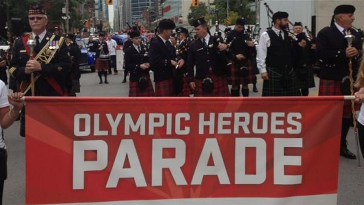 Défilé des athlètes olympiques à Toronto | Radio-Canada