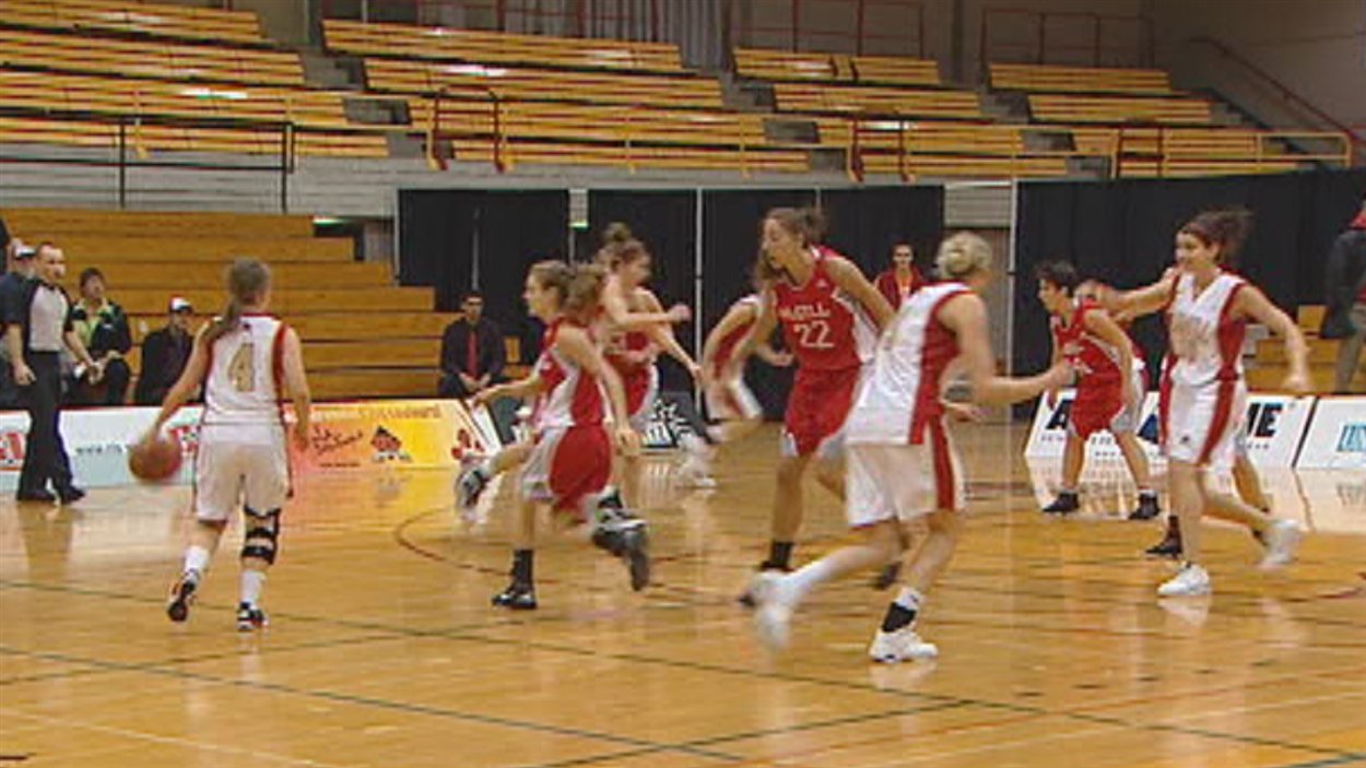 Les équipes de basketball en action au PEPS | Radio-Canada