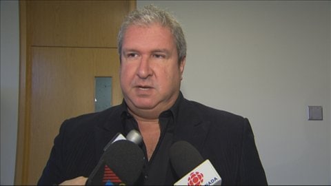 Une accusation contre Robert Hakim est retirée | Radio-Canada