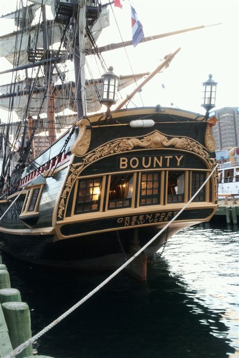 La réplique du Bounty sombre au large de la Caroline du Nord; un mort ...