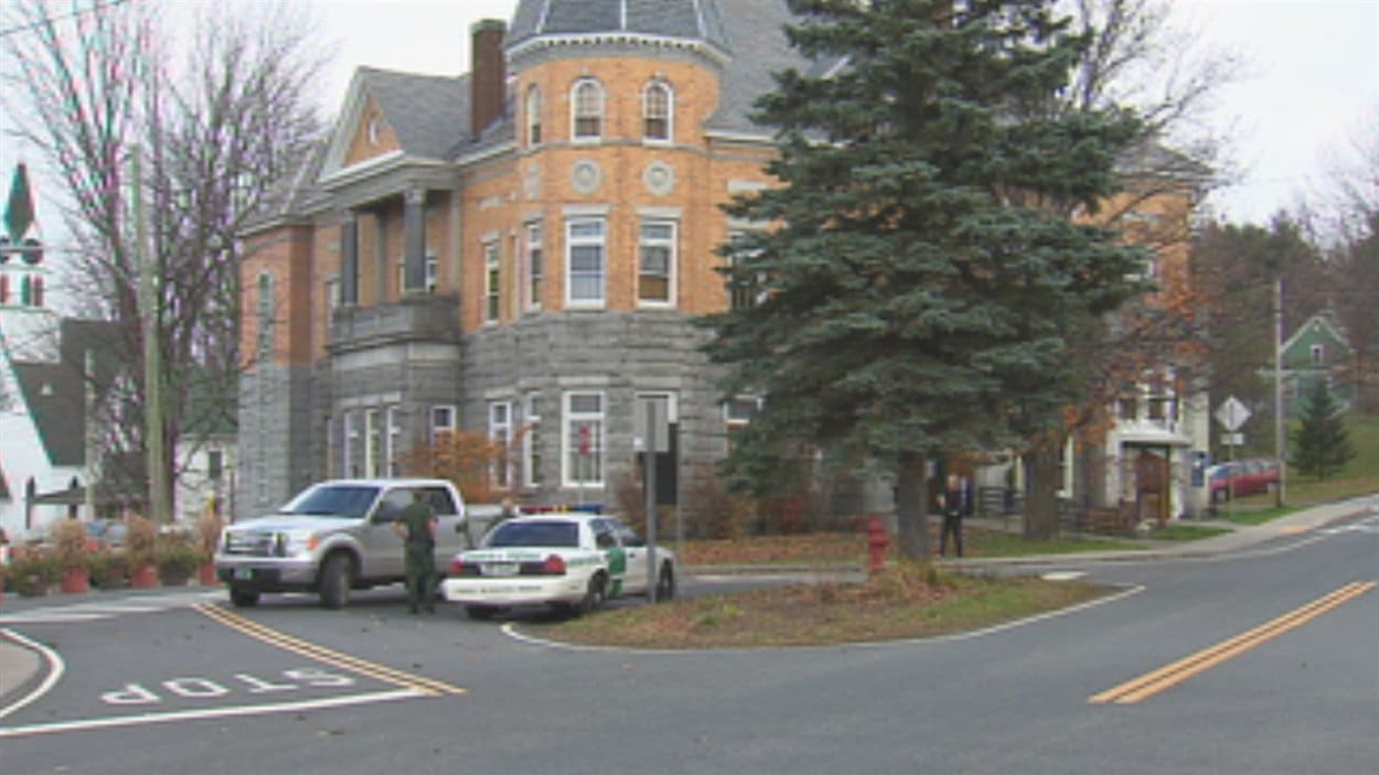 Présumé trafic d'armes à la bibliothèque Haskell de Stanstead | Radio ...