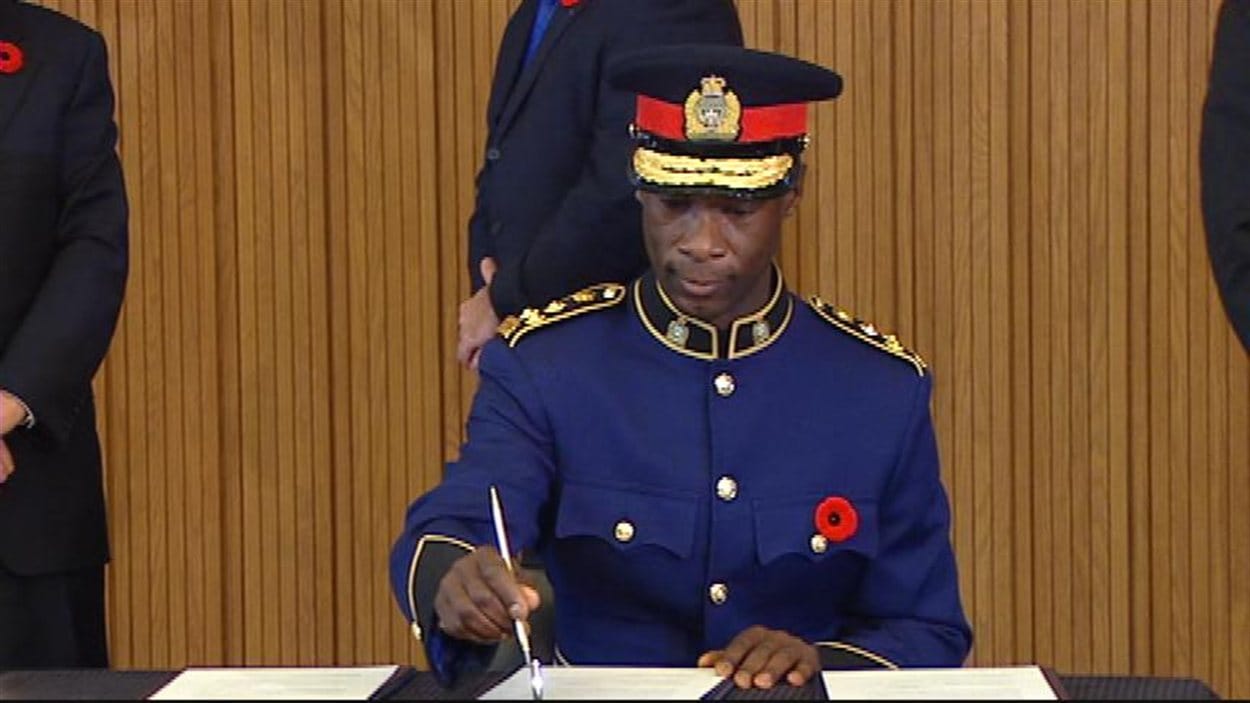 Devon Clunis devient officiellement le chef de la police de Winnipeg ...