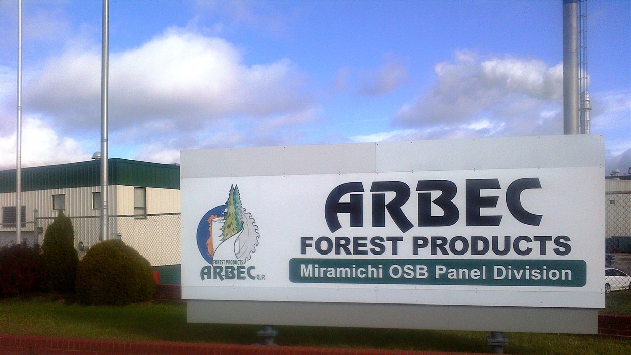Manifestation devant l'usine Arbec à Miramichi | Radio-Canada