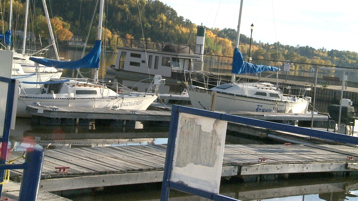 Un guide pour construire des quais et des abris à bateaux | Radio-Canada