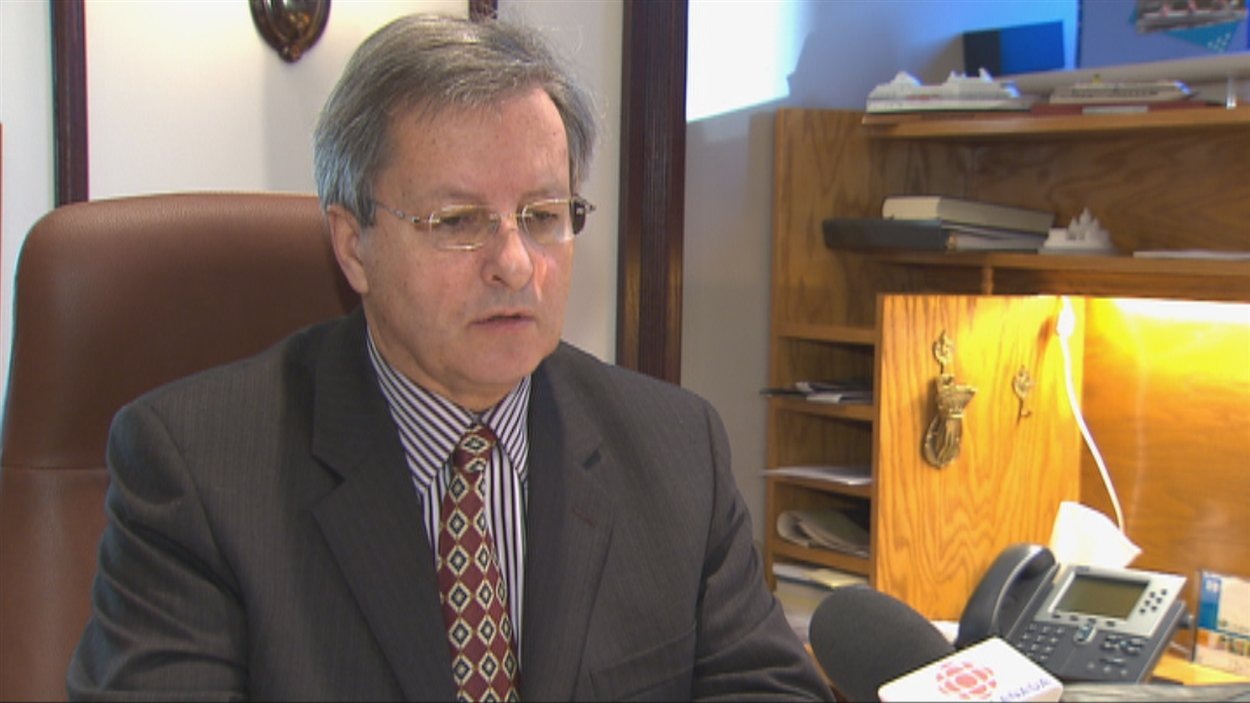 Jean Tremblay en campagne avec son personnel politique | Radio-Canada