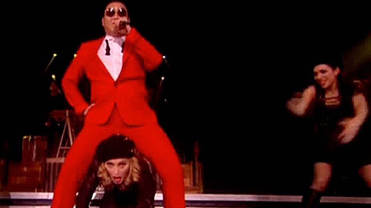 Le chanteur de Gangnam style monte sur scène avec Madonna | Radio-Canada
