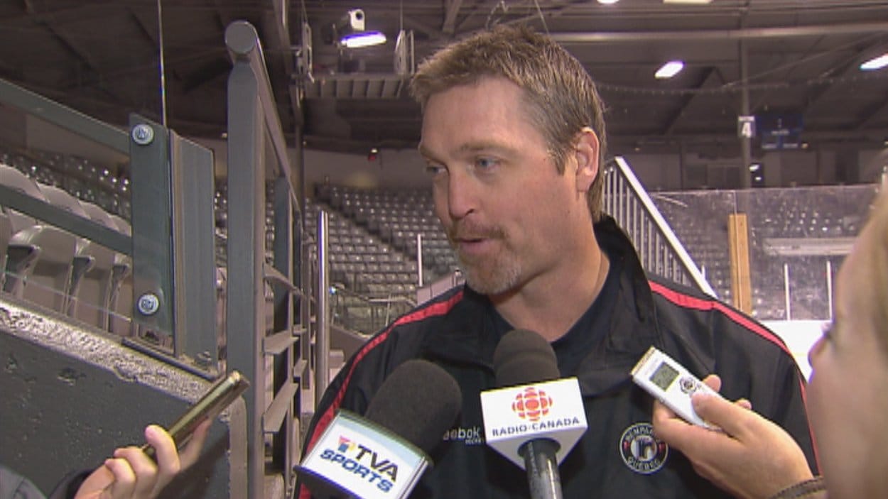 500e match de Patrick Roy derrière le banc des Remparts | Radio-Canada