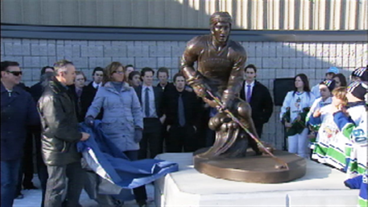 Un hommage permanent au hockeyeur Luc Bourdon | Radio-Canada.ca
