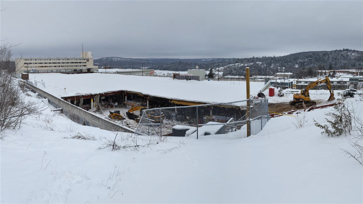 Elliot Lake : la démolition du centre commercial commence | Radio-Canada