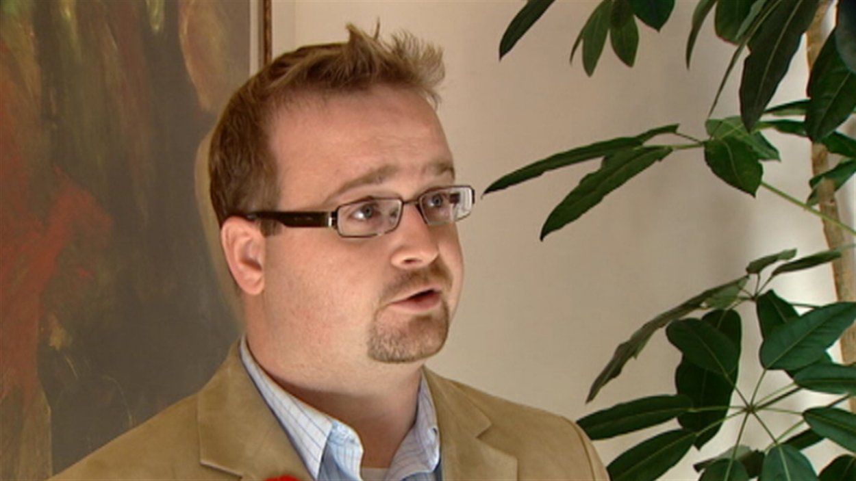 Le conseiller d'Ottawa Stephen Blais souffre maintenant d'une pneumonie ...