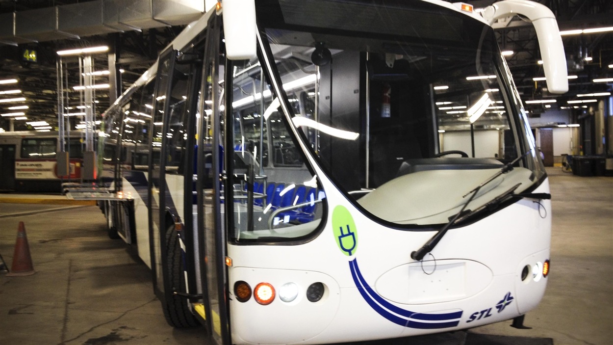 La STL présente son premier autobus électrique | Radio-Canada