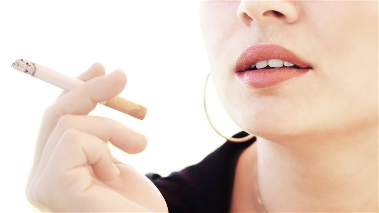 Cancer du poumon : risque très accru chez les fumeuses | Radio-Canada