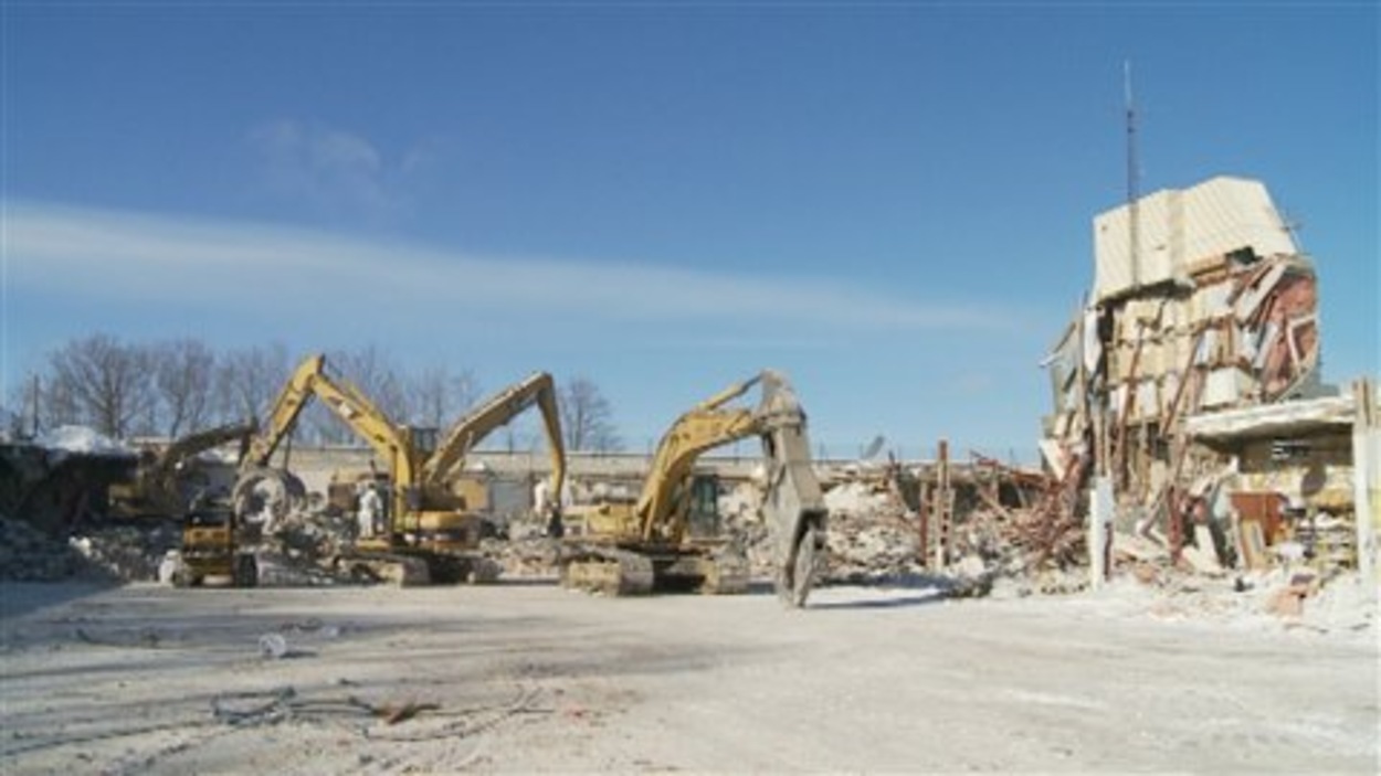 Elliot Lake : des urnes sorties des décombres du centre Algo | Radio-Canada
