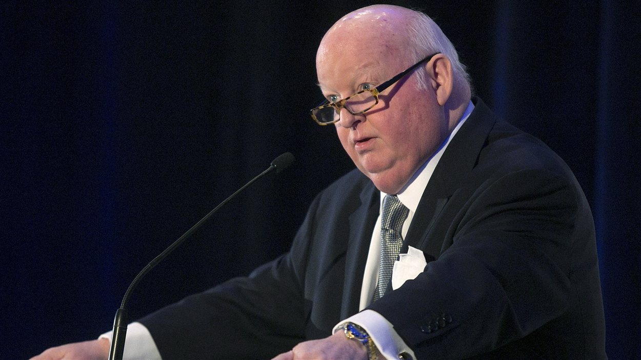 Le sénateur Mike Duffy évite les journalistes | Radio-Canada