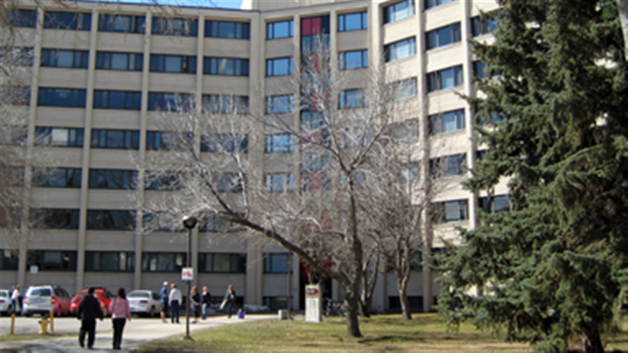 Possible cas de méningite à l'U. de Calgary : les étudiants sont ...