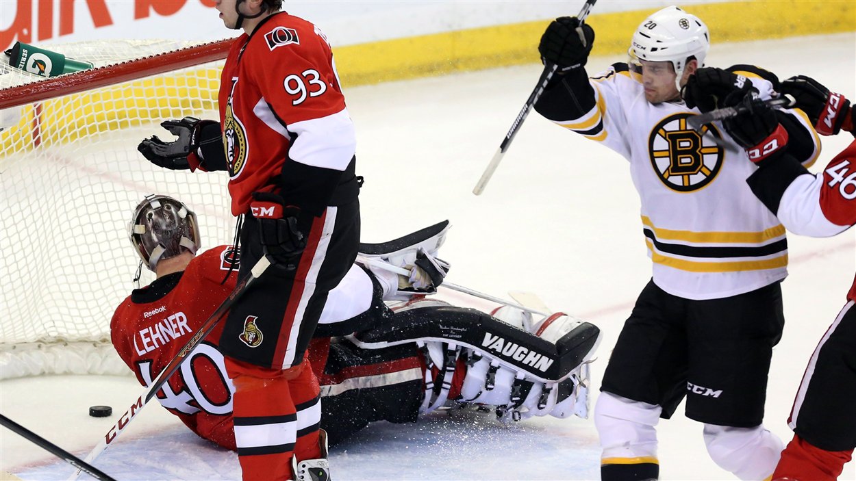 Les Bruins s'accrochent | Radio-Canada