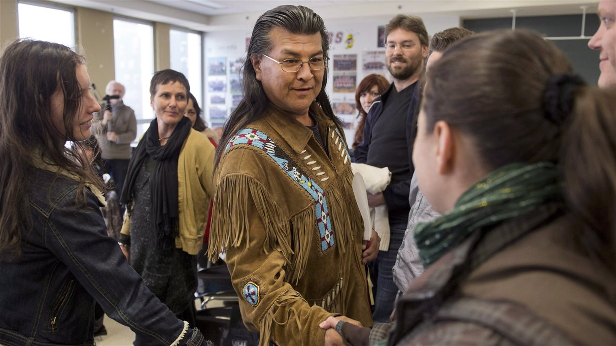 Le chef autochtone Raymond Robinson interrompt sa grève de la faim ...