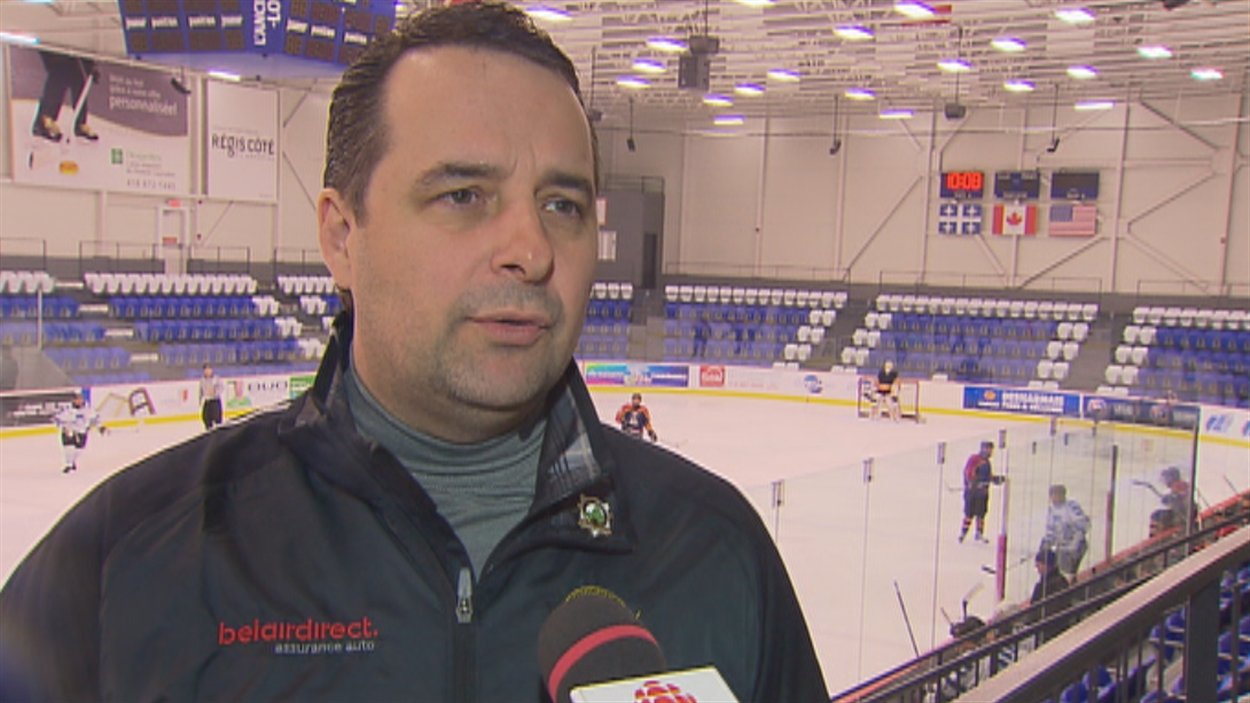 Plus de 1000 policiers réunis à Québec pour jouer au hockey | Radio-Canada