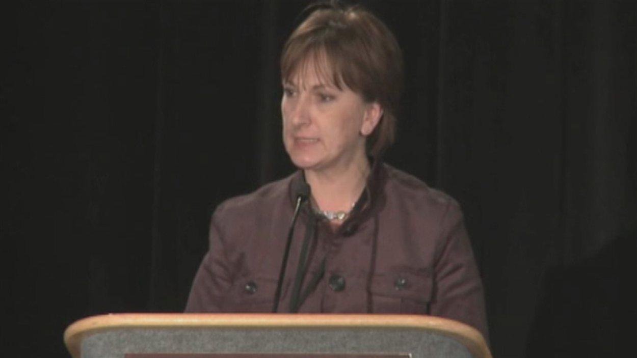 Danielle Smith dénonce les dépenses d'une autre ex-cadre de la santé ...