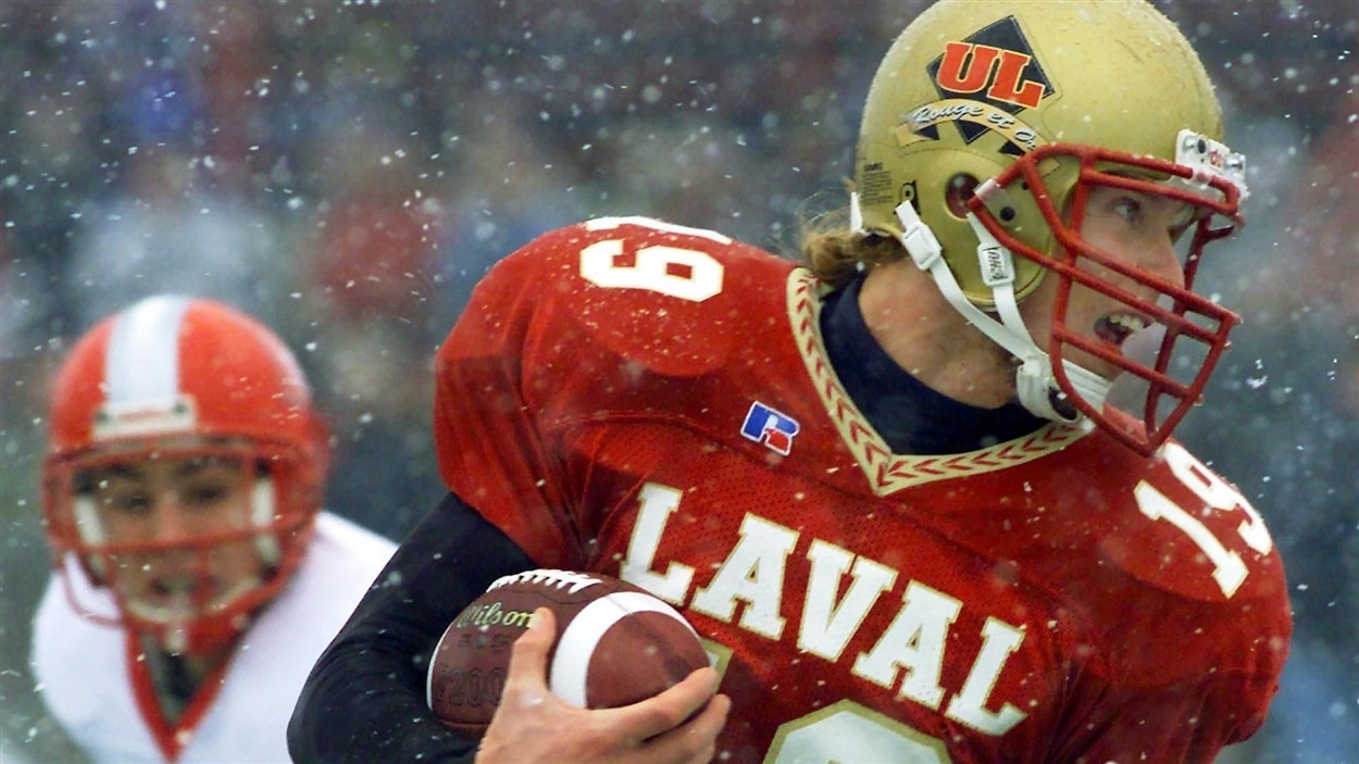 Mathieu Bertrand revient dans le giron du Rouge et Or | Radio-Canada