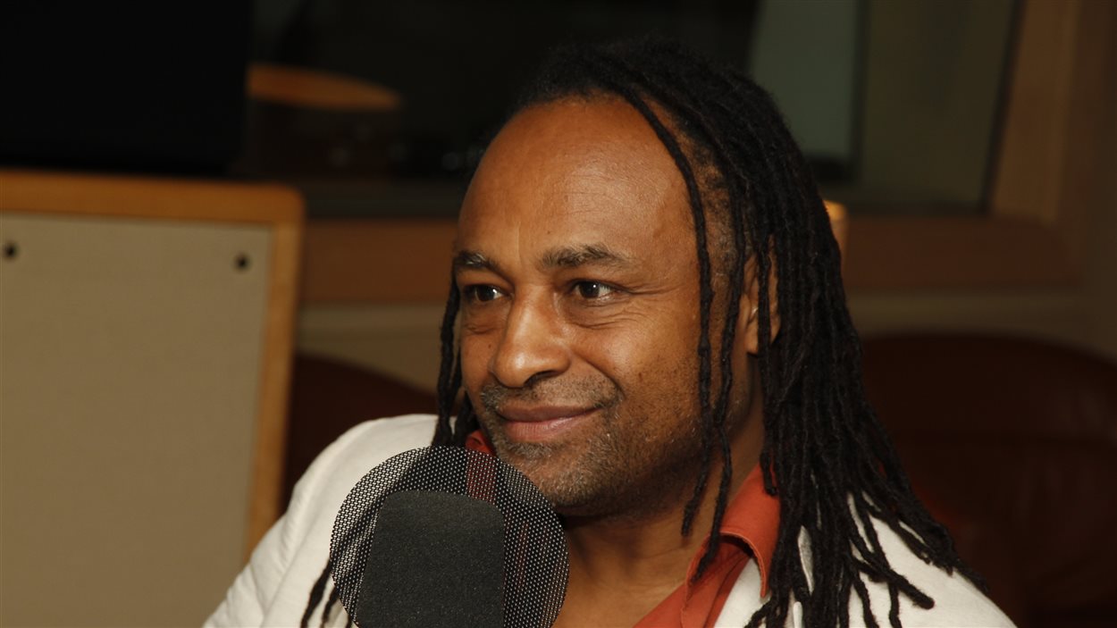 51 écrivains québécois et haïtiens rassemblés dans un livre | Radio-Canada