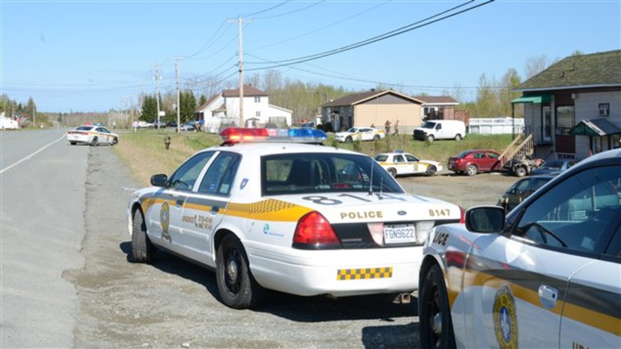 Les policiers ont maîtrisé l'homme barricadé | Radio-Canada