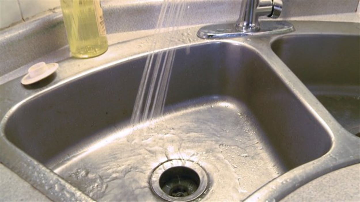 De l'eau jaune à La Baie | Radio-Canada