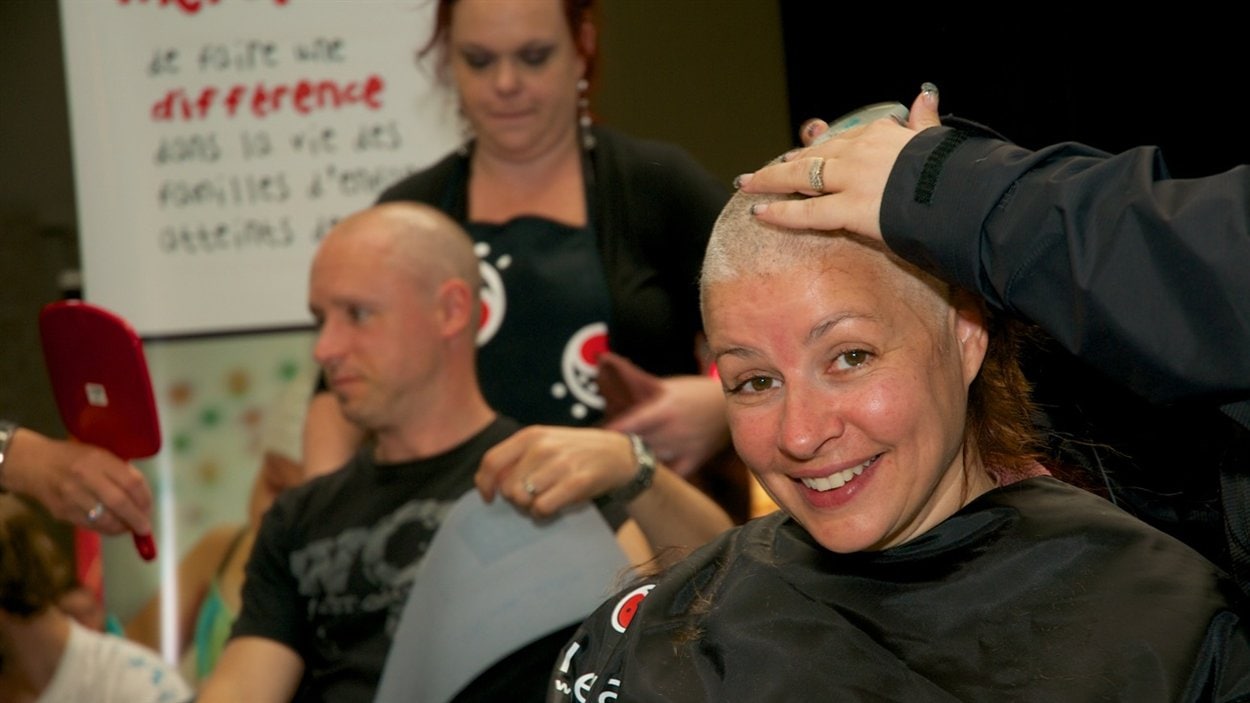 Succès pour le Défi têtes rasées à Sherbrooke | Radio-Canada