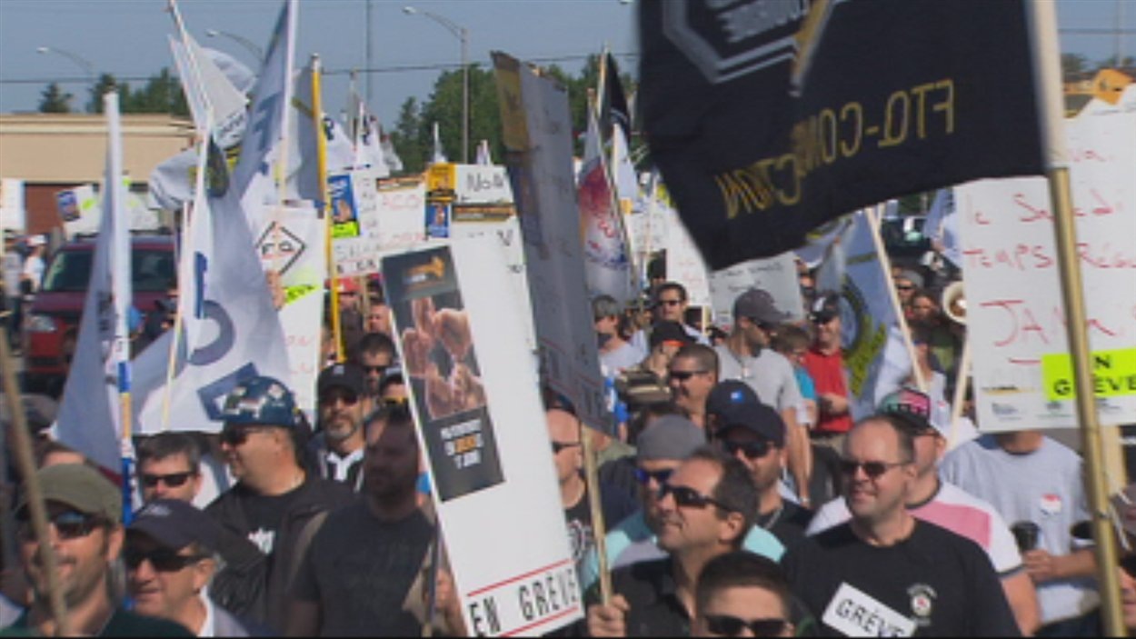 Manifestation de travailleurs de la construction | Radio-Canada