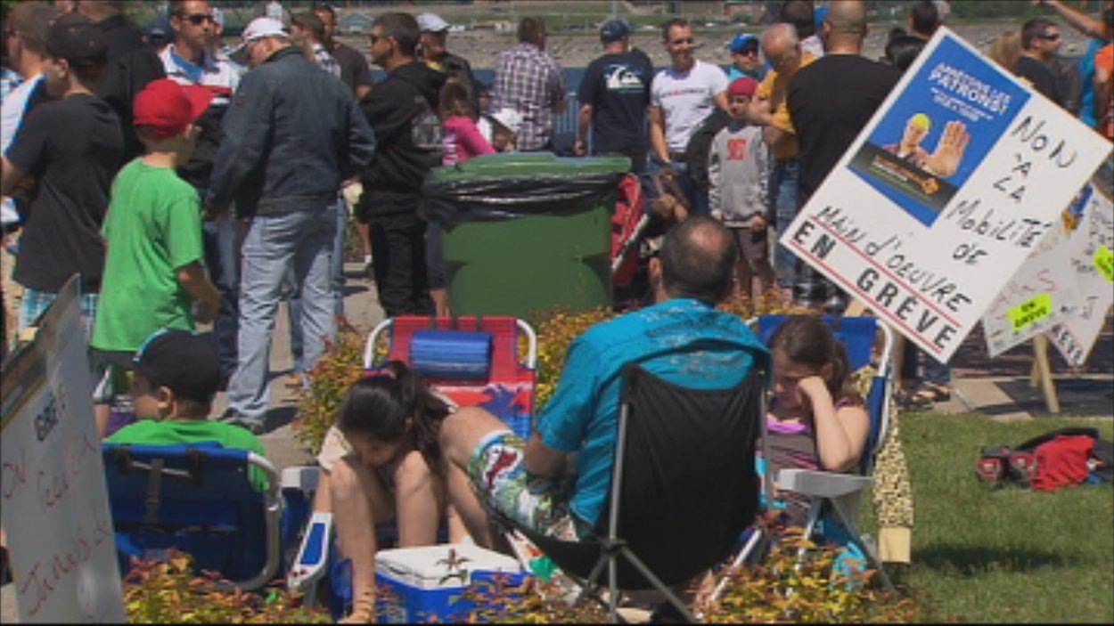 Manifestation familiale des travailleurs de la construction | Radio-Canada