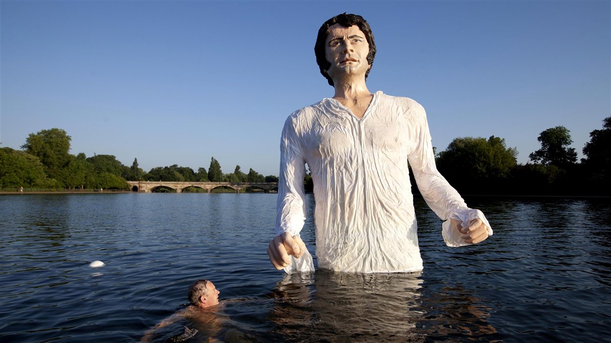 Une statue de Colin Firth installée dans un parc de Londres | Radio-Canada