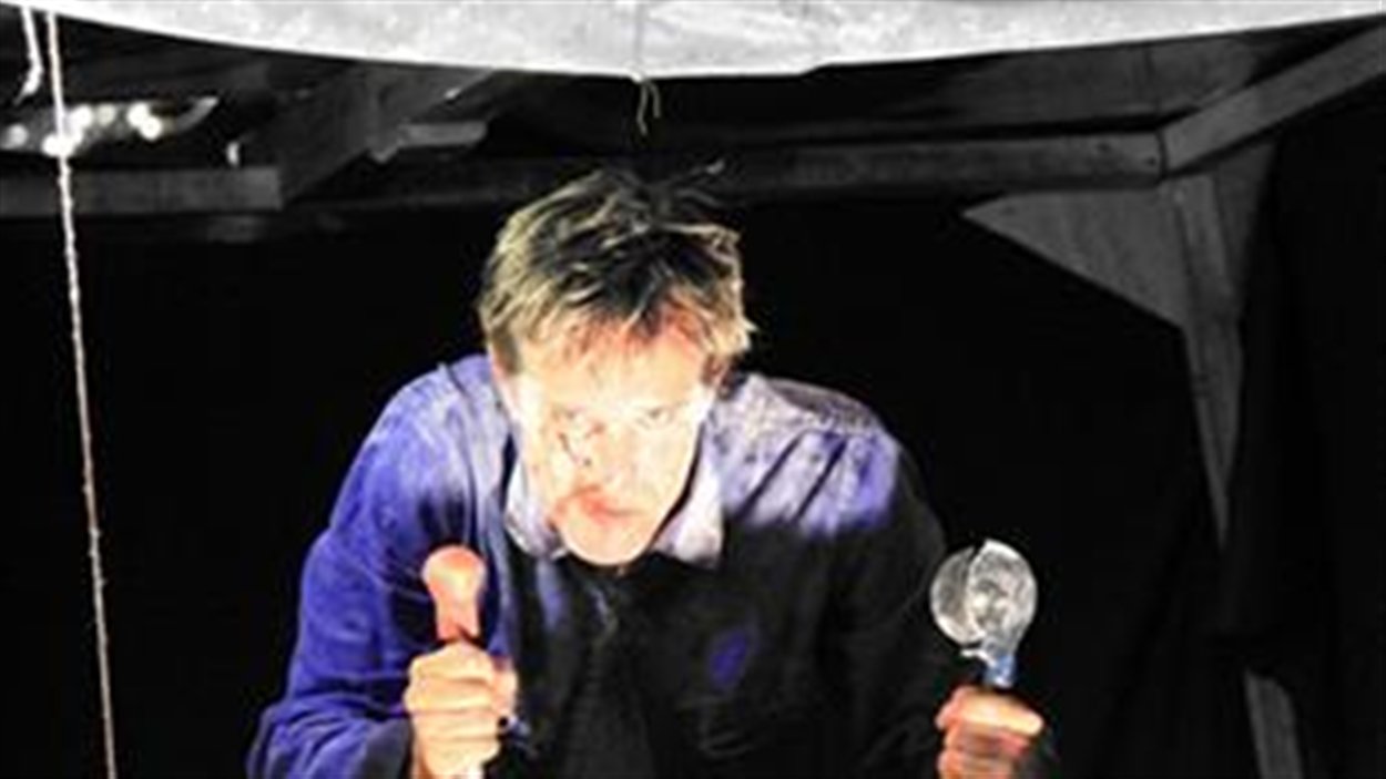 Elvis alAtac revisite Hamlet, avec des objets | Radio-Canada.ca