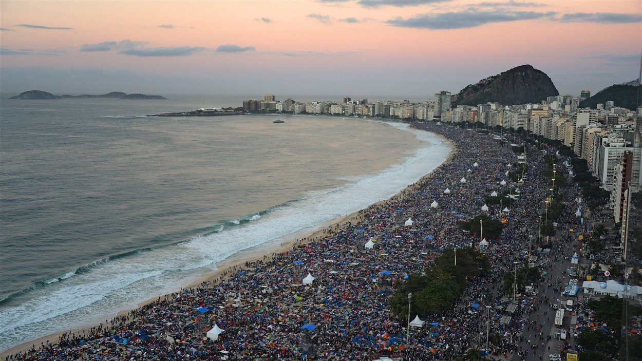 Messe à Rio : l'estimation de la foule remise en question | Radio-Canada