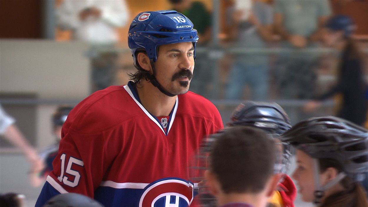 George Parros salue ses fans | Radio-Canada