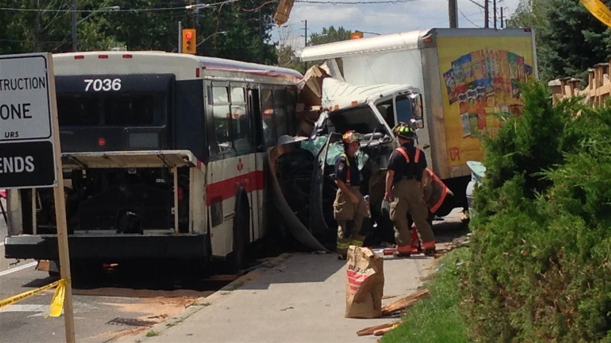 Accident mortel d’autobus : le conducteur du camion accusé | Radio-Canada