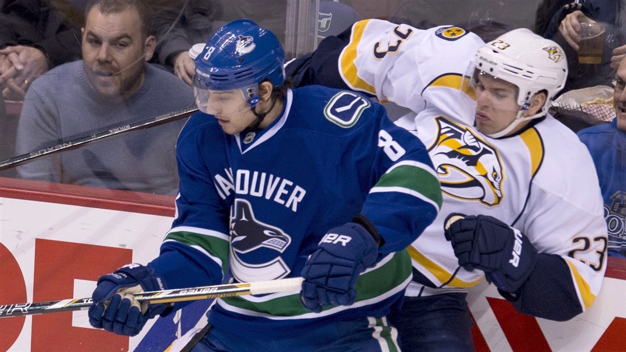 Chris Tanev reste à Vancouver | Radio-Canada