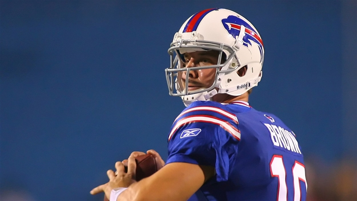 Le quart Levi Brown chez les Blue Bombers | Radio-Canada