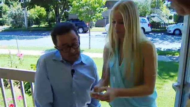 Un candidat néo-démocrate en campagne électorale malgré un handicap ...