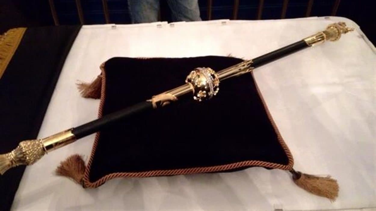 Une verge noire dévoilée à l’Assemblée législative | Radio-Canada