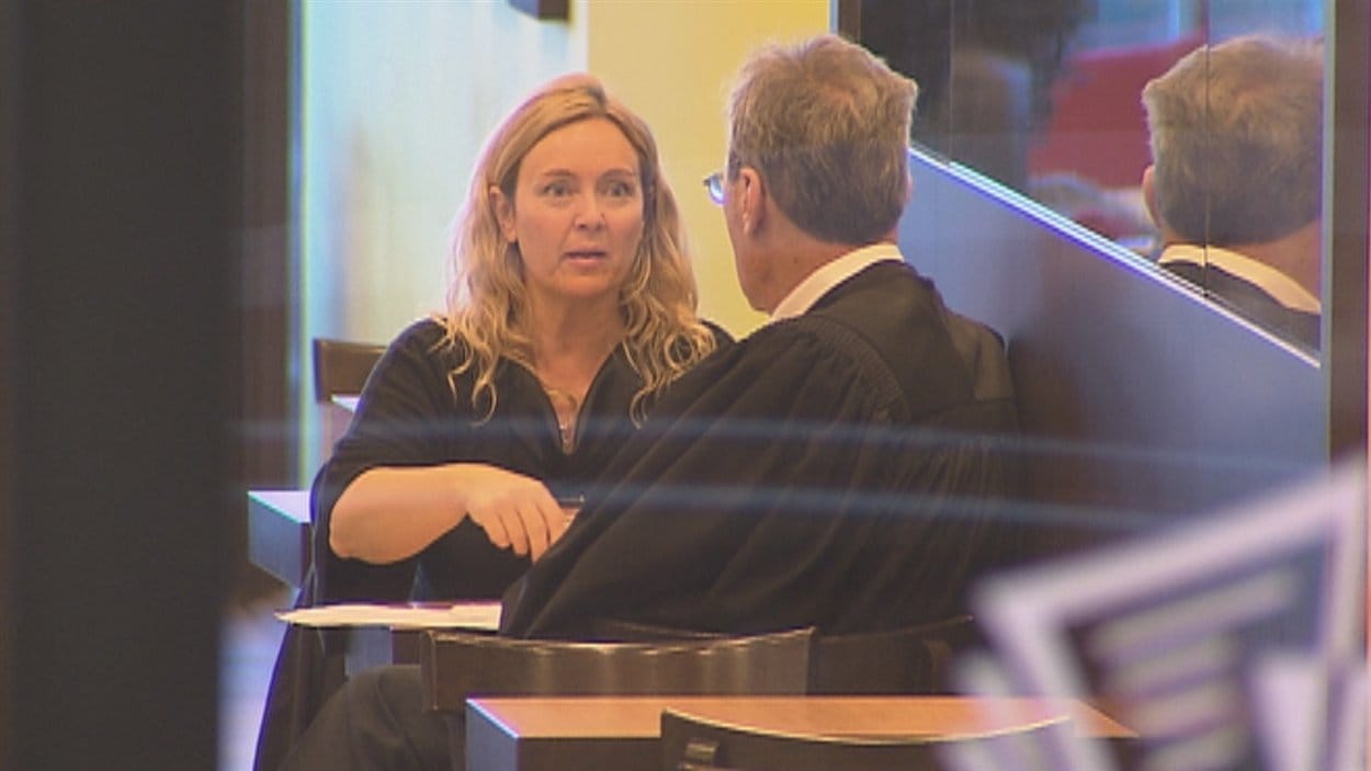 Coupable de fraude : une ex-fonctionnaire obtient un délai | Radio-Canada