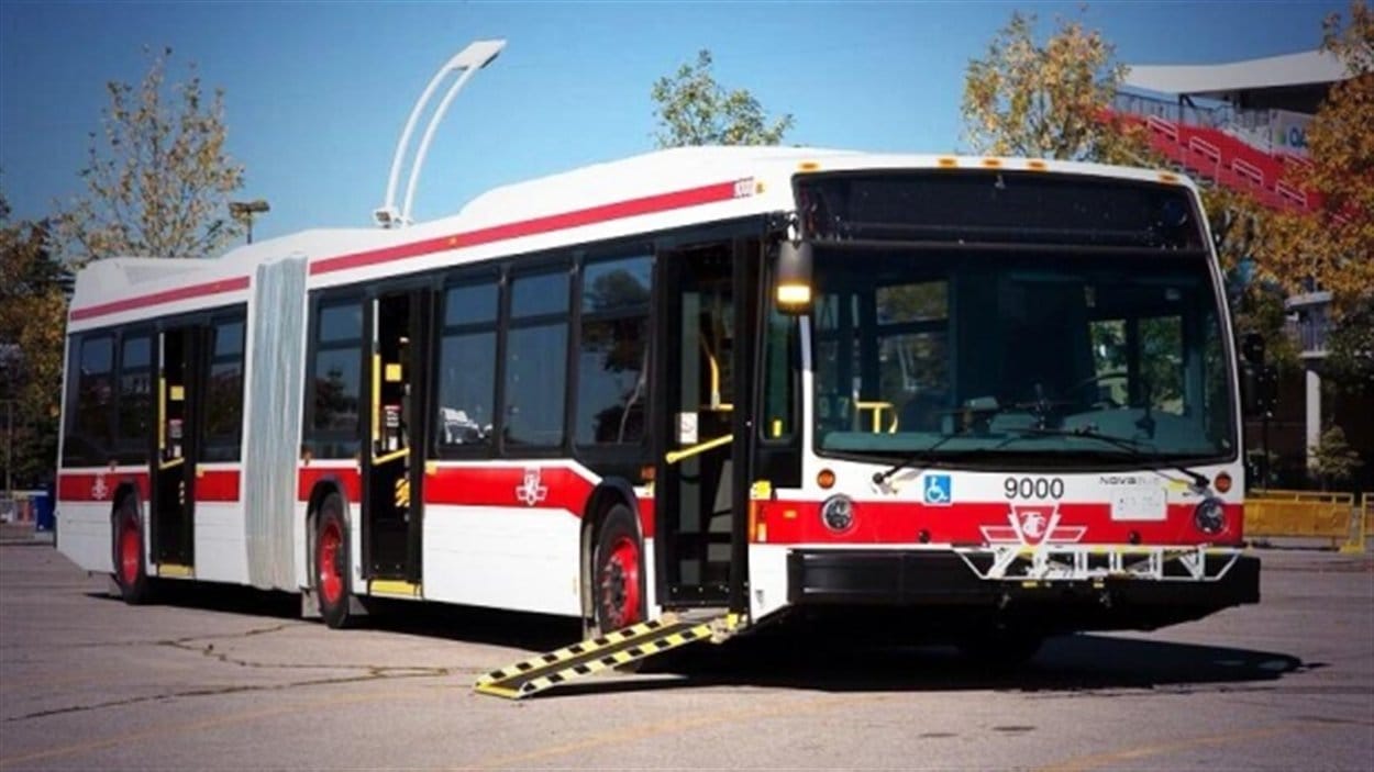 Toronto dévoile ses autobus articulés | Radio-Canada