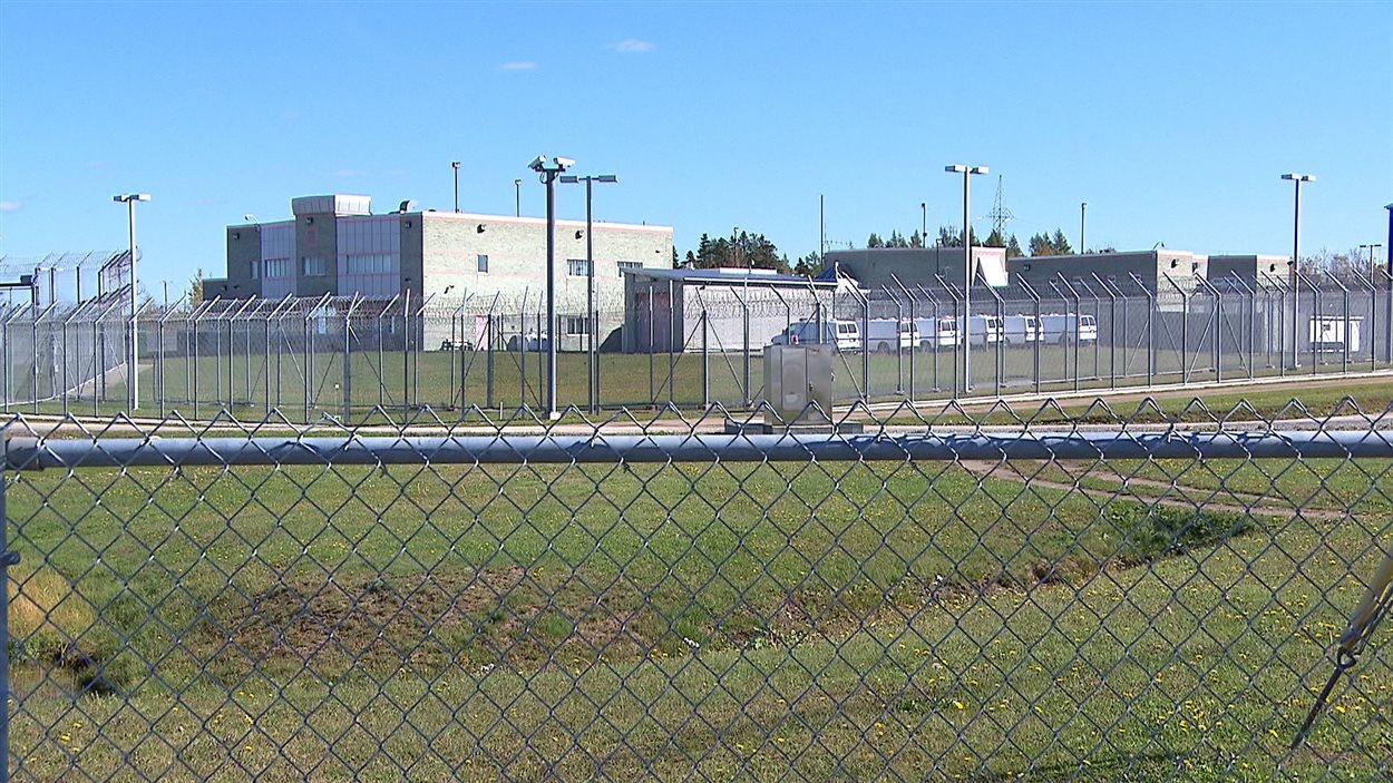 Hélicoptère survolant la prison : pas d'intentions malveillantes, selon ...